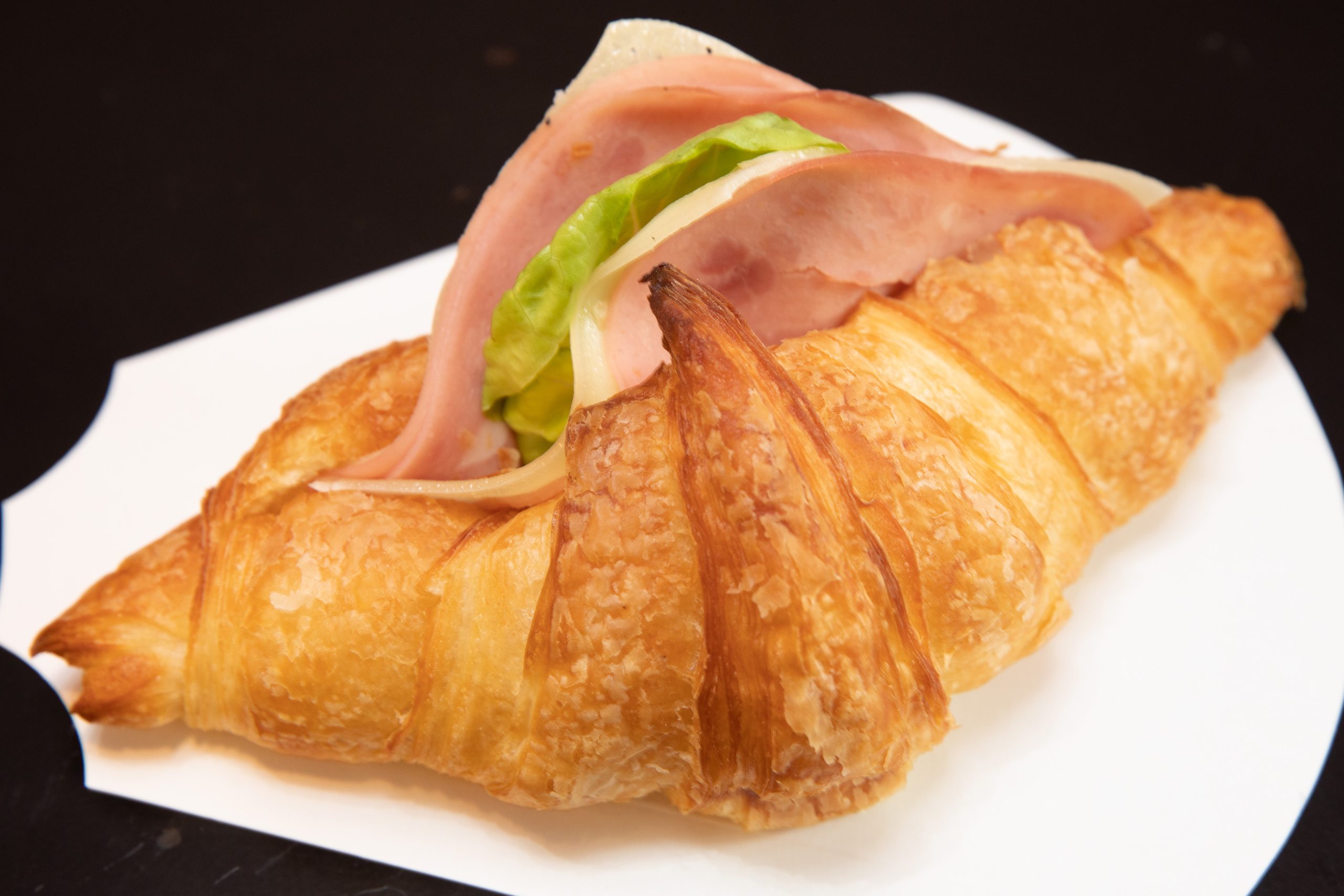 Croissant cu sunca, salata si cascaval – Patiseria Sweet Iris
